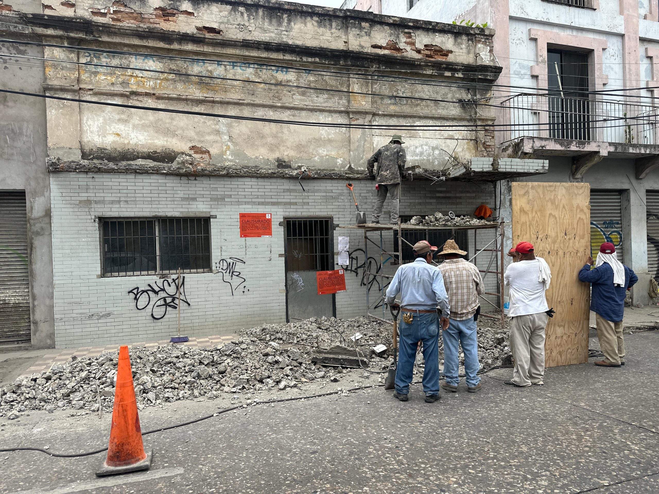 Retiran marquesina en riesgo de colapsar en Zona Centro – LA RED DE ...